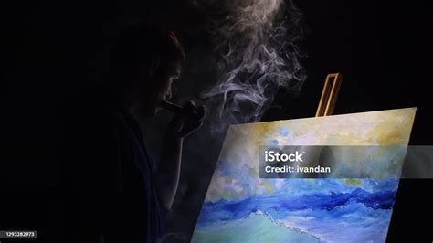 예술가 카피스트 페인트 바다 풍경 바다에서 배 베이퍼 연기 Vape 전자 담배 장인 데코레이터는 아크릴 색상으로 푸른 바다에서