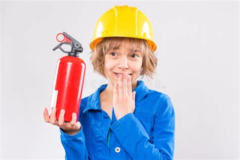 Девушка с желтой трудной шляпой Стоковое Фото изображение