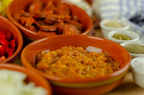 요리 굴 라 시 쵸 릿 죠 소시지와 신선한 재료를 준비 스페인 전통 음식 감자 요리에 대한 스톡 사진 및 기타 이미지 감자