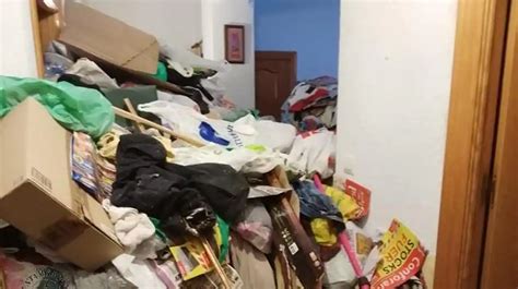 Retiran Casi Diez Toneladas De Basura En Una Vivienda De Granada Que