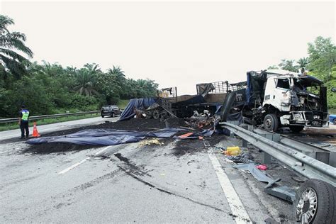 Tanjung Malim Horror 6 Killed In Trailer Mpv Collision On Nse New