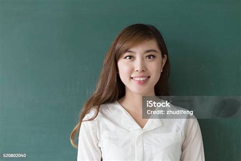 아름다운 여자아이 교사 녹색 칠판 개념에 대한 스톡 사진 및 기타 이미지 개념 개념과 주제 공란 Istock