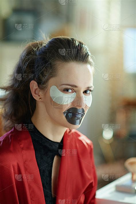 年轻女子使用黑色水凝胶唇膜和眼罩