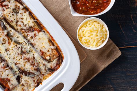 치즈와 토마토 소스를 곁들인 가지 파르미지아나 위쪽 보기 가지 채소에 대한 스톡 사진 및 기타 이미지 가지 채소 건강한