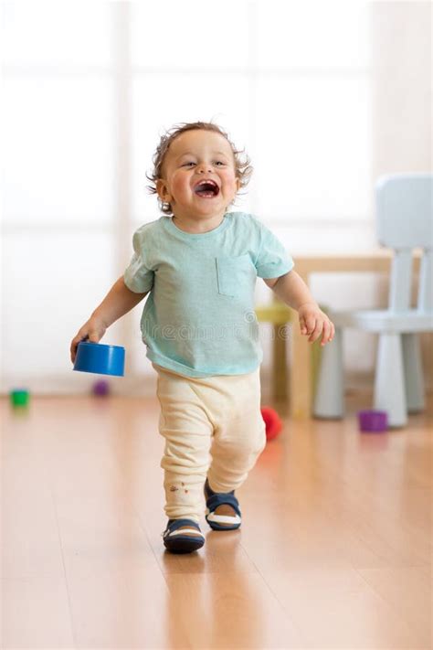 Primeros Pasos Del Niño Del Bebé Que Aprenden Caminar En Sala De Estar
