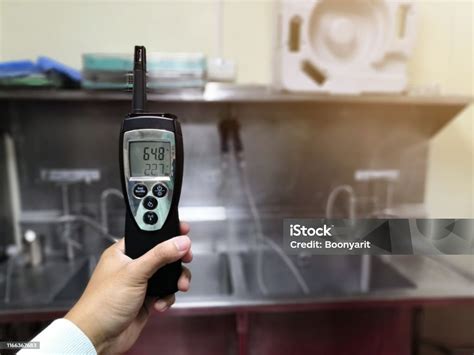 기술자가 중앙 멸균 공급 부서의 온도 및 습도를 검사합니다 클린 룸 및 수술실 개념 청정실에 대한 스톡 사진 및 기타 이미지