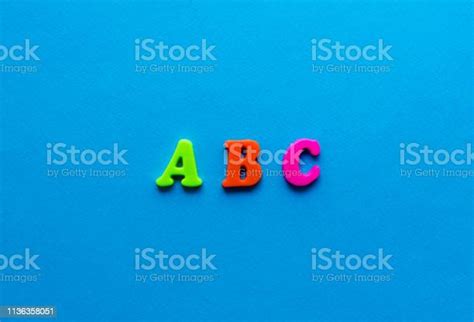 파란색 배경에 플라스틱 자기 편지에서 Abc 편지 0명에 대한 스톡 사진 및 기타 이미지 0명 개념 개체 그룹 Istock