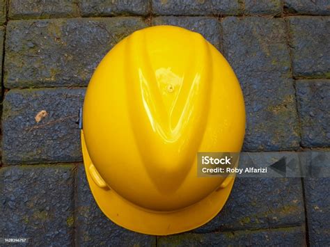 돌 지상 배경에 노란 안전 헬멧 노랑에 대한 스톡 사진 및 기타 이미지 노랑 땅 0명 Istock