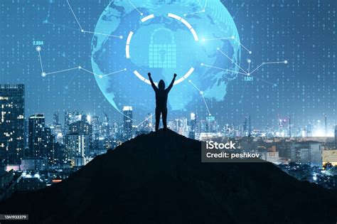 이진 코드와 조명 밤 도시 배경에 추상적 인 다각형 글로브 홀로그램을 들고 백라이트 언덕에 서 후드에 해커 다각형 네트워크 과학