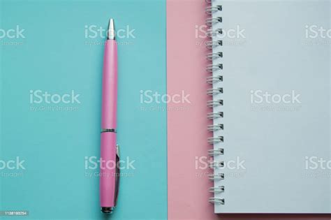 창조적 인 평면 누워 상단 보기 사무실 책상 텍스트 메모장 펜을 위한 빈 공간이 있는 작업 공간 0명에 대한 스톡 사진 및 기타