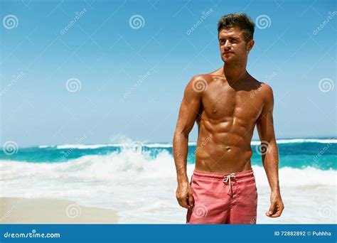 Homme Sexy Sur La Plage En été Mâle Détendant Près De La Mer Photo stock Image du sain