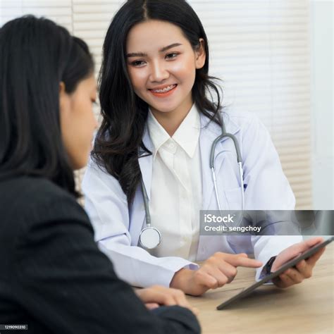 젊은 아시아 여성 의사는 상담을 제공하고 사무실에서 성인 여성 환자의 증상을 듣고 사무실에서 의사와 상담하는 환자 의료 및 의료 개념 2명에 대한 스톡 사진 및 기타 이미지