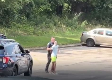 Policiais Algemam Menino De 12 Anos Suspeito De Roubo De Carros E