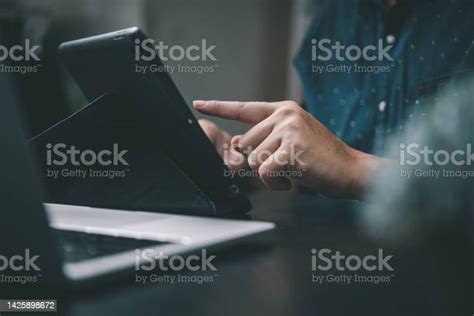디지털 태블릿 작업자 터치 패드를 사용하고 사무실에서 인터넷을 탐색하는 비즈니스 기술자에 대한 스톡 사진 및 기타 이미지