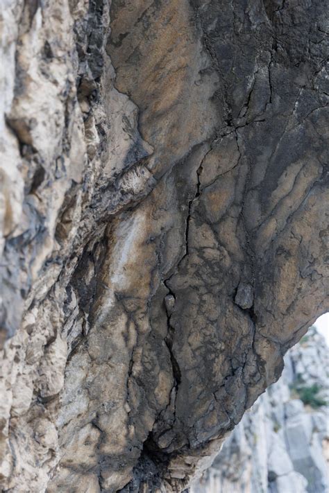 Slobodna Dalmacija Alpinisti Uklanjaju Nestabilne Dijelove Stijena U