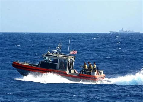 美国海警船开进黄海，我中国万吨海警船坐镇监视！凤凰网