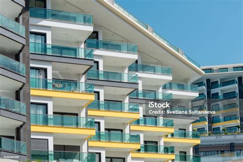 아파트 건물의 현대적인 주거용 평면 외관의 일부 새로운 고급 주택 및 주거 단지의 세부 사항 0명에 대한 스톡 사진 및 기타