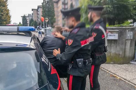 Milano Coppia Di Italiani Arrestata Dai Carabinieri Per Estorsione