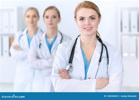 Groupe De Médecins Se Tenant à L hôpital Équipe De Médecins Prêts à