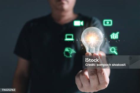 아이콘 마케터 교육 연구 미디어 비디오 스트리밍 콘텐츠 제작 및 온라인 마케팅 전략을 분석하여 디지털 비즈니스를 성장시키는 가벼운 허풍을 들고 있는 남자 지원에 대한 스톡