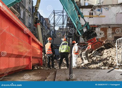 Casa Destruida En Ruinas Una Excavadora Destruye Una Casa Con Una