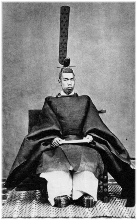 黄櫨染御袍を着用し、立纓御冠を着けた明治天皇（wikipediaより） Japaaan