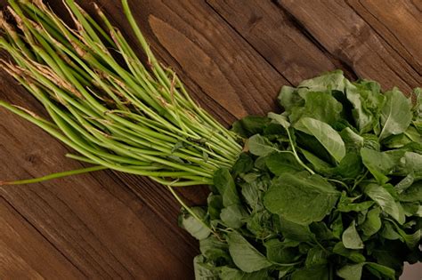갈색 나무 테이블에 시금치 한 무리 Amaranthus Viridis는 식물군 Amaranthaceae의 국제적인 종이며