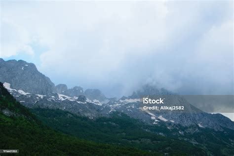 흐린 산봉우리의 자연 풍경입니다 개념높은 산에 신속 하 게 날씨 변화 짙은 안개와 위험 0명에 대한 스톡 사진 및 기타 이미지