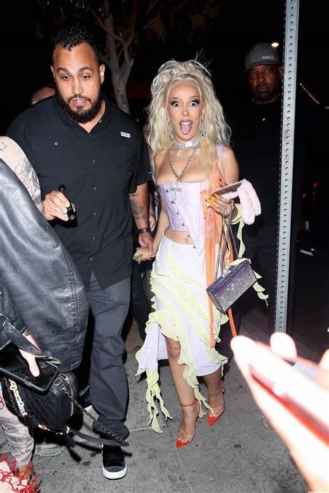 Doja Cat Gets Silly With Paparazzi While Arriving For Her ‘planet Her