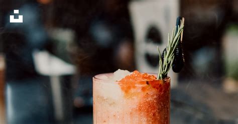 오렌지 주스 한 잔 사진 Unsplash의 무료 칵테일 이미지