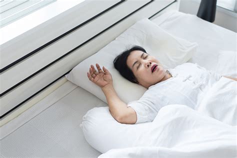 노인 아시아 여 자가 침대에 자 고 있는 동안 일 여성 Snor의 피곤으로 인해 때문에 코 코골기에 대한 스톡 사진 및 기타