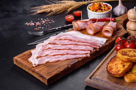 나무 커팅 보드에 향신료 소금 야채 및 허브가 들어간 맛있는 생 또는 소금에 절인 베이컨 조각 0명에 대한 스톡 사진 및 기타