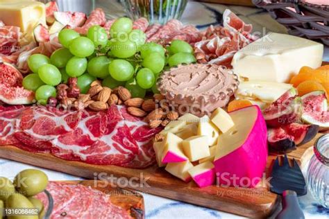 치즈 와인 바게트 과일 및 스낵의 다른 유형은 맛과 휴일 풍경을위한 테이블에 0명에 대한 스톡 사진 및 기타 이미지 0명