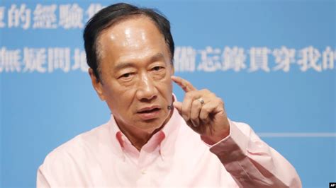 中国民主转型研究所 美国之音富士康遭查分析 中国想逼郭台铭退出台湾大选，促进蓝白合