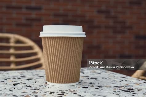 해변 카페의 테이블에 있는 공예 종이에 커피나 차가 있는 친환경 재활용 종이컵 커피를 가져 가라 텍스트 공간을 복사합니다 일회용 0명에 대한 스톡 사진 및 기타 이미지