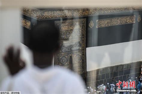 마스지드 하람의 카바 주위를 도는 무슬림 순례자들