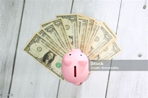 돼지 저금통과 미국 달러 지폐가 매크로 사진의 나무 테이블에 있습니다 경제 및 투자 0명에 대한 스톡 사진 및 기타 이미지