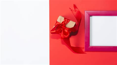 목조 프레임을 모형 빨간색과 흰색 배경에 빨간색 새틴 리본 활플랫 누워 및 선물 상자 여성의 날 발렌타인 데이 컨셉 0명에 대한 스톡 사진 및 기타 이미지 Istock