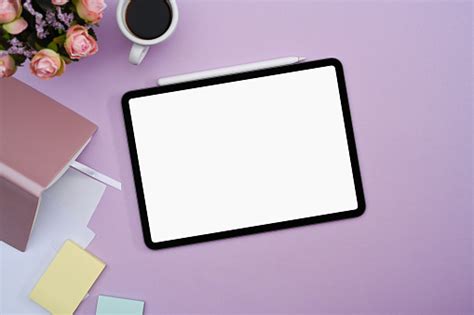 흰색 화면 노트북 커피 컵과 보라색 배경에 스티커 노트와 디지털 태블릿 0명에 대한 스톡 사진 및 기타 이미지 0명 개념