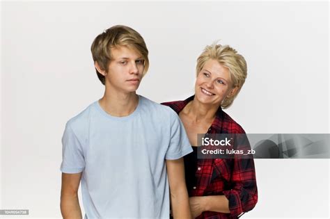 행복 하 고 웃 고 있는 어머니와 아들입니다 흰색 배경 사랑 가족 초상화 2명에 대한 스톡 사진 및 기타 이미지 2명 가족