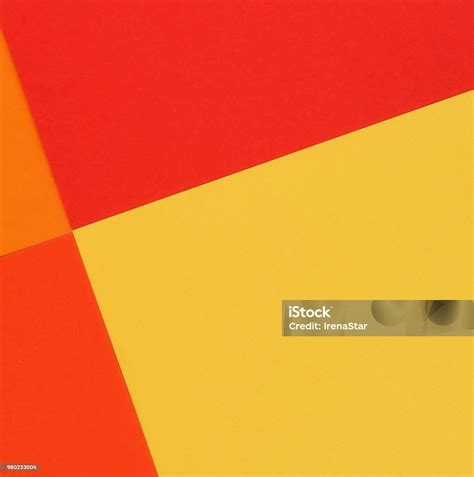 추상적인 기하학적 종이 배경 빨간색 주황색 노란색 트렌드 색상입니다 배경 파스텔 색상입니다 최소한의 개념입니다 평면 위치 최고 볼 수 있습니다 공간 복사 0명에 대한 스톡