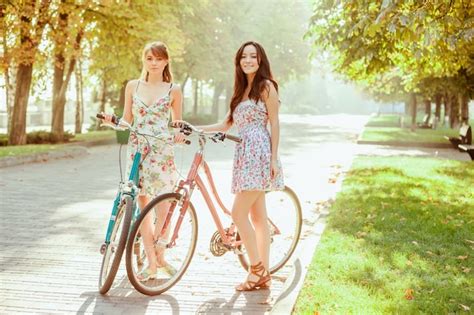 Die Zwei Jungen Mädchen Mit Fahrrädern Im Park Kostenlose Foto
