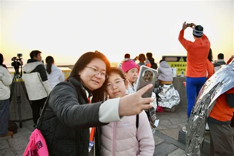 来 年轻的城”迎接上海第一缕阳光，滴水湖迎新跑热力开跑