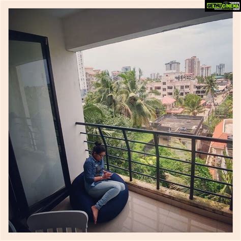 Sarayu Mohan Instagram Lazyeveflatmy Space Gethu Cinema