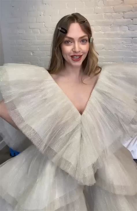 《魔法壞女巫》glinda選角競爭者之一，amanda Seyfried清唱〈popular〉。 奧斯卡獎季在即，被外界預測可望角逐女配角的