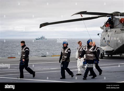 Royal Navy Aircraft Carrier HMS QUEEN ELIZABETH At Sea Off Nova Scotia Canada Stock Photo Alamy