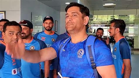 पहले मुस्कुराए फिर हाथ हिलायाmsd पवेलियन में बैठे धोनी ने यूं जीता