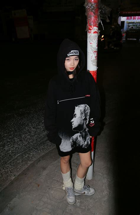 후드티를 입고 기둥 옆에 서 있는 사람 사진 Unsplash의 무료 도시 이미지