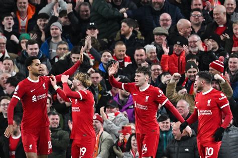 Liverpool Goleia Luton Town E Abre Quatro Pontos De Vantagem Na Ponta