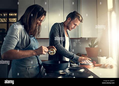 Mère Et Fils Dans La Cuisine Adulte Banque De Photographies Et Dimages